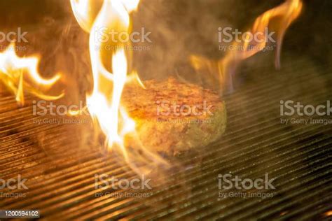 화격자 요리에 전면에 불꽃과 지상 고기의 일부 패티 바베큐 화염 그릴에 구운 햄버거를위한 쇠고기 또는 돼지 고기 바베큐 버거 강판에 갈기에 대한 스톡 사진 및 기타 이미지