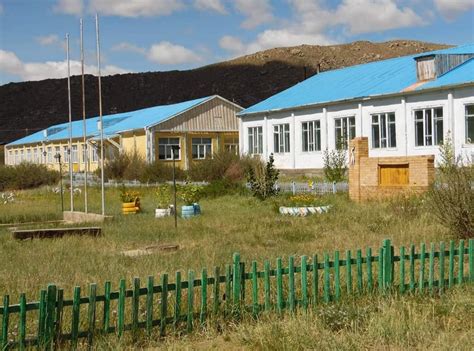 Цагаанхайрхан сумын үе үеийн төгсөгчдийн групп