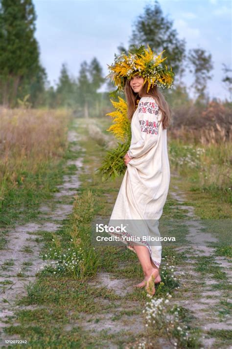 야생화화환과 고대 국가 옷을 입고 맨발로 길을 걷는 젊은 아름다운 여성 20 29세에 대한 스톡 사진 및 기타 이미지 20 29세 30 39세 Vyshyvanka