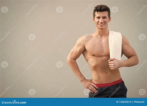 Idrottsman Nen Med Starka Armar Biceps Och Triceps Arkivfoto Bild Av