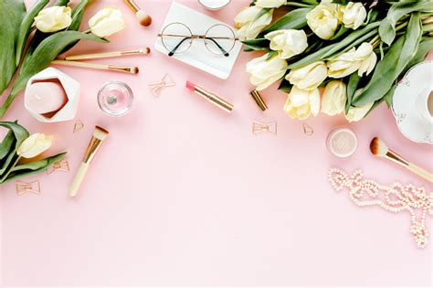 튤립 꽃 꽃다발 황금 액세서리 일기 분홍색 배경에 여성 작업 공간 플랫 레이 여성 사무실 책상 맨 위 보기 여성스러운 배경 0명에 대한 스톡 사진 및 기타 이미지 Istock