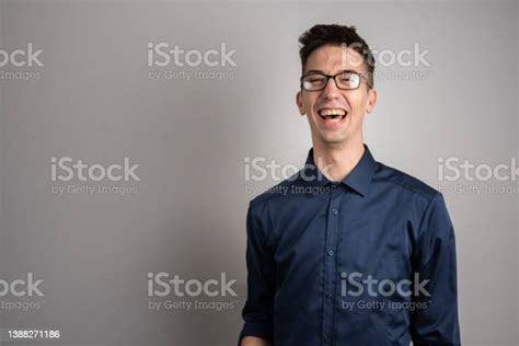 캐주얼 셔츠 카피 공간을 입고 웃고 흰색 벽 배경 앞의 카메라를 찾고 안경과 한 성인 백인 남자 25 세의 초상화 20 24세에 대한 스톡 사진 및 기타 이미지 Istock