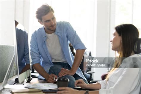 현대 사무실에서 동료 팀 프로젝트 관리자는 새로운 아이디어를 작업합니다 스타트업 스튜디오와 함께 일하는 젊은 비즈니스 스태프 2