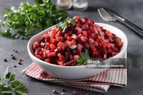 회색 배경에 사탕무 감자 당근 콩 피클 양파 및 식물성 기름의 전통적인 러시아 샐러드 Vinaigrette 채식 음식 0명에 대한 스톡 사진 및 기타 이미지 Istock