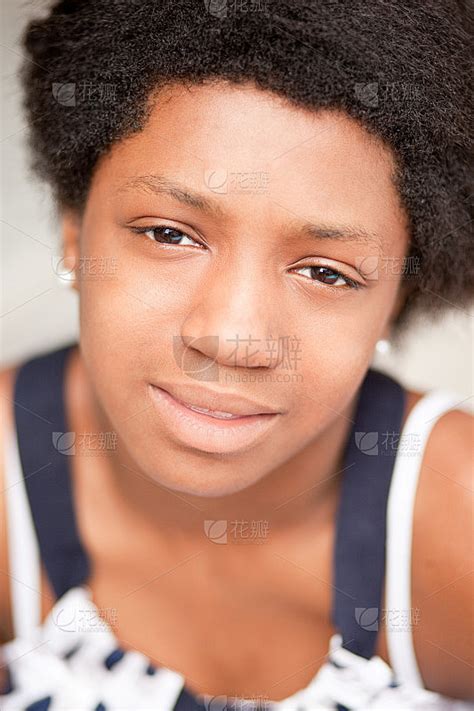 黑色的十几岁的女孩