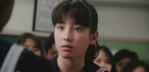 17岁被逼陪导演过夜，18岁拍写真集，她的一生被母亲摧毁