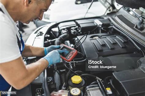 자동차 엔진 오픈 후드 앞에 서있는 자동차 서비스 정비사 노동자 및 작업 검사 보기에 대한 스톡 사진 및 기타 이미지 검사 보기 교통수단 기계 부분 Istock