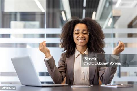 양복을 입은 젊은 아프리카 계 미국인 여성이 연꽃 자세로 직장의 사무실에 앉아 눈을 감고 명상하는 클로즈업 사진 경영자에 대한 스톡 사진 및 기타 이미지 Istock