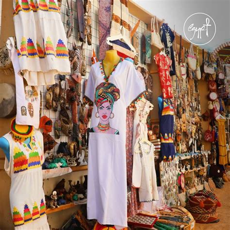 السياحة تروج لـ الملابس النوبية في سوق أسوان استعدادًا لرأس السنة