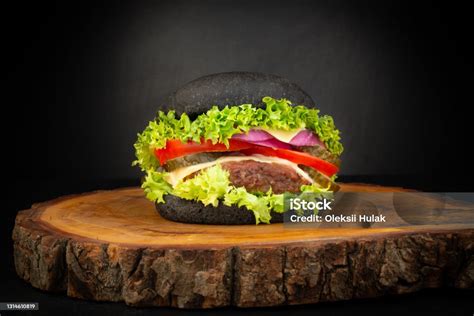 어두운 배경 위에 작은 나무 도마에 신선한 수제 검은 햄버거 고기에 대한 스톡 사진 및 기타 이미지 고기 굽기 깨