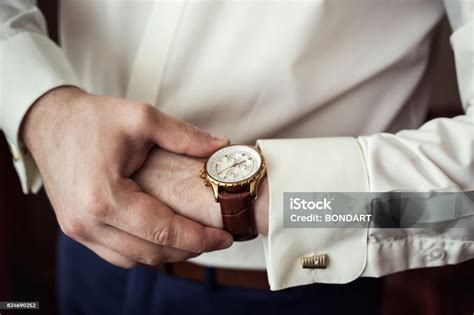 사업가 시계 의류 사업가 그의 손목 시계에 시간을 확인 남자의 손 시계 사람의 손 신랑 준비 작업에 대 한 반면에 시계를 퍼 팅의 수수료에 시계 시계 시계 시간 남자의