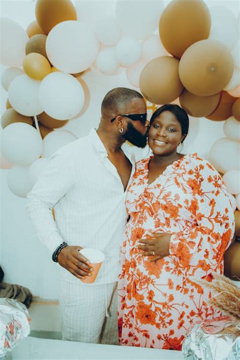 가족 개인적 연결 관계 기대하는 가족 껴안다 남편 다정한 순간 단란함 따뜻한 포옹 따뜻함 문화 축하 미래의 가족 미소 짓는 베비 샤워 부모가 될