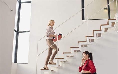 爬楼梯的技巧攀爬云梯技巧初学者爬梯子技巧大山谷图库