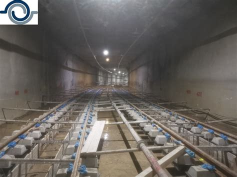 Транспортиране на бетон за изграждане на релсов път в 15 Метростанция