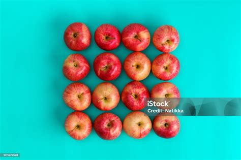 파란색 배경에 빨간 사과의 과일 패턴 플랫 레이 상단보기 팝 아트 디자인 창조적 인 여름 개념 음식 배경 0명에 대한 스톡 사진 및 기타 이미지 Istock