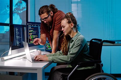 발표 요점에 대해 토론하는 장애를 가진 청년과 그의 동료 컴퓨터 프로그래머에 대한 스톡 사진 및 기타 이미지 컴퓨터 프로그래머 장애 웹 디자이너 Istock