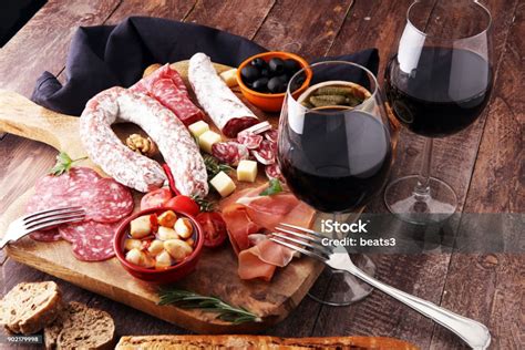 이탈리아 전채 와인 스낵 다양 한 설정 합니다 치즈 지중해 올리브 피 클 햄 디 파 르 마 토마토 양 인데와 안경에 와인 스페인