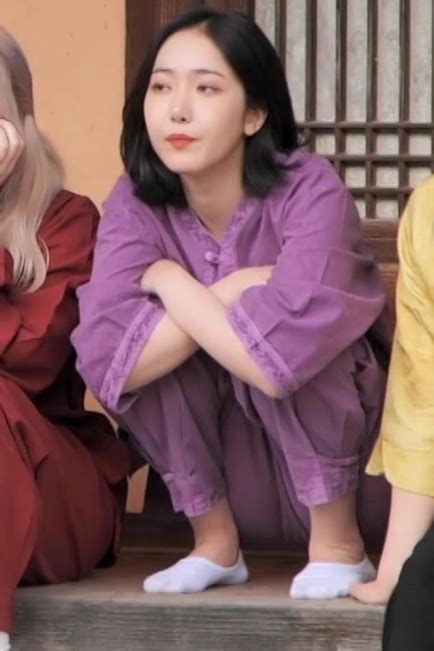 쪼그려 앉은 여자친구 신비 움짤