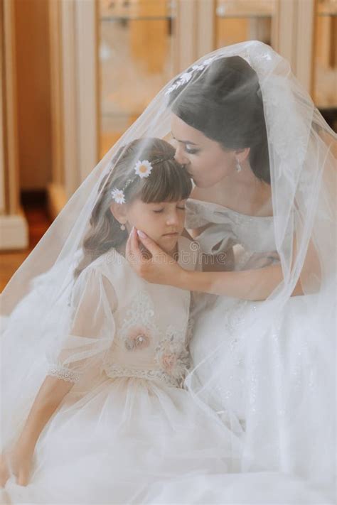 La Novia Y Su Hermana Peque A Abrazan A Los Hombres Con Cuidado Y Regocijo Foto De Archivo