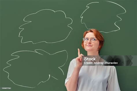 칠판에 생각의 구름과 여성 교사 녹색 배경에 공간을 복사 개념에 대한 스톡 사진 및 기타 이미지 개념 교사 교육 관련 직업 교육 Istock