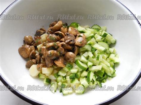Салат с консервированными шампиньонами и картошкой 6 фото в рецепте
