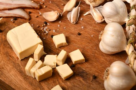 어두운 나무 배경에 시골 스타일의 음식 얇게 썬 치즈 마늘 소금 후추 건강 식품의 개념 0명에 대한 스톡 사진 및 기타 이미지 Istock