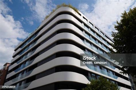 구름 낀 하늘을 배경으로 옥상에 녹지가 있는 도시 건물의 현대적인 물결 모양 건축 디자인 바르나 불가리아 0명에 대한 스톡 사진 및 기타 이미지 Istock