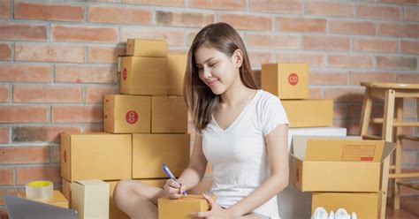 여성 기업가 소유자 Sme 비즈니스는 스마트 폰 노트북 및 포장 상자로 주문을 확인하여 고객에게 보내고 있습니다 사진 Unsplash의 제공 이미지