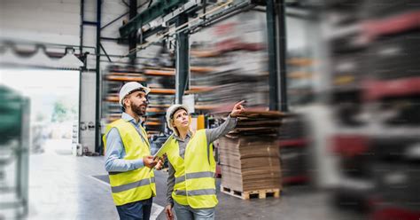 공장에서 태블릿을 들고 일하는 성숙한 산업 남녀 엔지니어의 초상화 사진 Unsplash의 공장 이미지