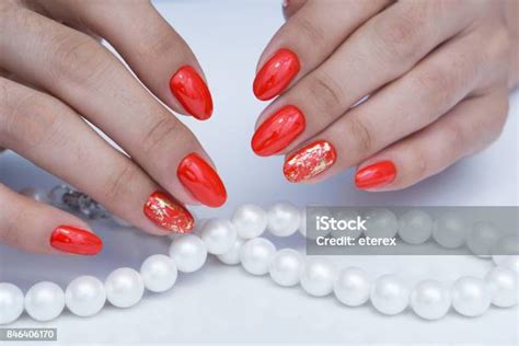 놀라운 자연 손톱입니다 깨끗 한 매니큐어와 여자의 손입니다 젤 폴란드어 적용입니다 네일아트에 대한 스톡 사진 및 기타 이미지 네일아트 매니큐어 미용술 매니큐어 화장품
