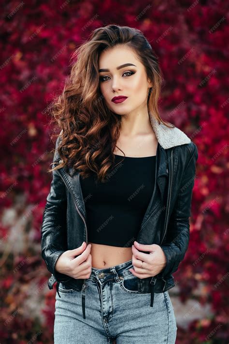 Очаровательная девушка стоит на улице Бесплатное фото