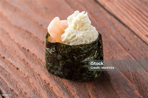 나무 테이블에 초밥 스시 롤과 맛있는 일본 음식의 클로즈업 0명에 대한 스톡 사진 및 기타 이미지 0명 Unagi Sushi 개체 그룹 Istock