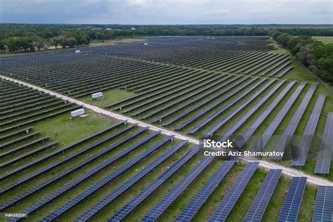 맑은 하늘을 가진 태양 전지판 파란색 태양 전지판 재생 가능 에너지를 위한 태양광 모듈의 배경 청정 에너지 0명에 대한 스톡 사진 및 기타 이미지 Istock