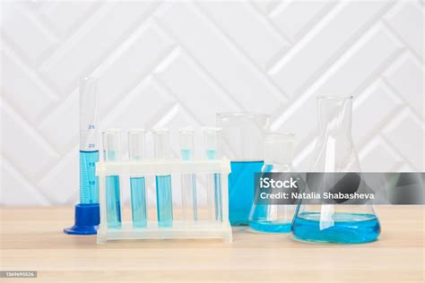테스트 튜브가 있는 실험실 유리제품 플라스크 드롭퍼 페트리 접시 과학 실험실용 컵 및 실린더 0명에 대한 스톡 사진 및 기타 이미지 Istock