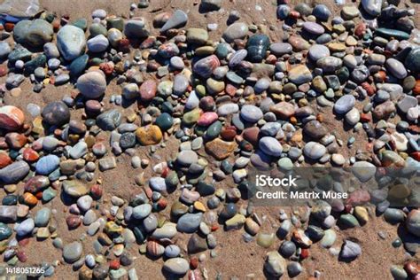 모래 사장에 누워있는 화려하고 아름답고 다양한 크기의 젖은 돌이 많이 있습니다 0명에 대한 스톡 사진 및 기타 이미지 0명 검은색 결정체 Istock