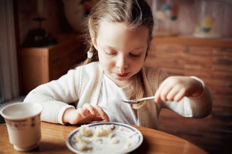 부엌의 테이블에 앉아서 죽을 먹는 어린 소녀 2 3 살에 대한 스톡 사진 및 기타 이미지 2 3 살 고기 귀여운 Istock