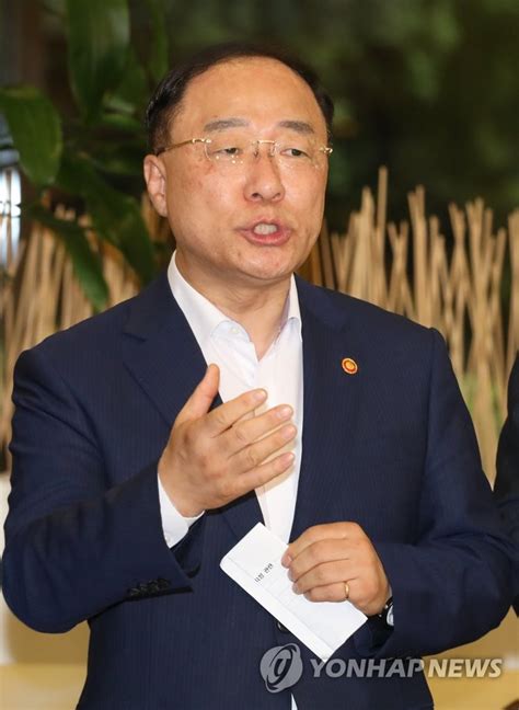 브리핑하는 홍남기 부총리 연합뉴스