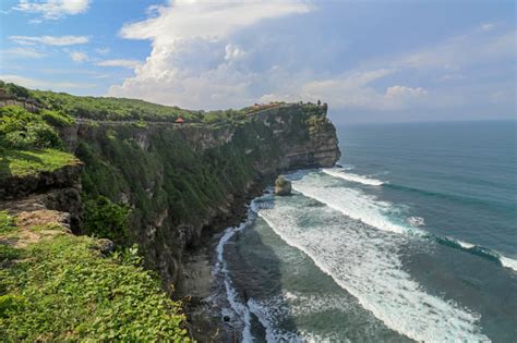 개요 파노라마 바다 해안 절벽 인도양 위에 꽃과 녹색으로 덮인 수직 절벽이 압도적인 장면 발리 섬 남쪽 푸라 루후르 울루와투 사원 인도네시아 0명에 대한 스톡 사진 및 기타