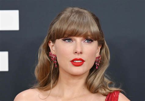 Taylor Swifts Barely There Naked Dress Is Nothing But A Layer Of Green