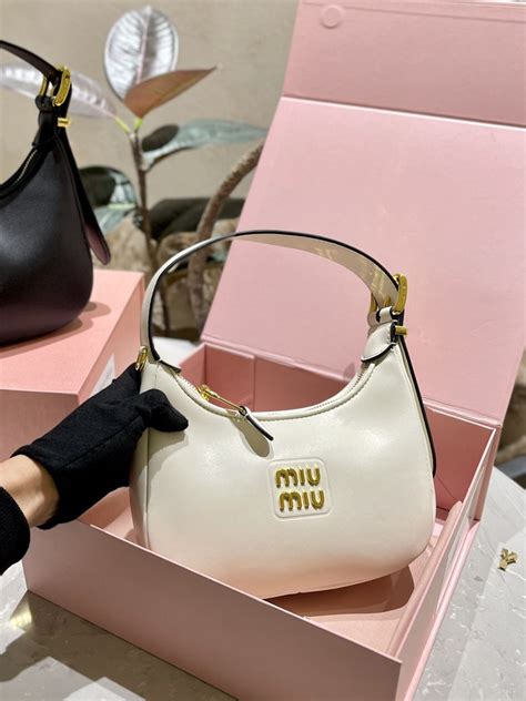 Miu Miu Сумка на плечо мешок купить с доставкой по выгодным ценам в интернет магазине Ozon