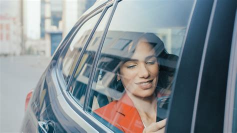 아름 다운 여 자가 자동차를 타고 승객 뒷좌석에 앉아 스마트 폰을 사용 하 여 인터넷을 통해 탐색 친구 들과 채팅 차량 외부에서 촬영 감정에 대한 스톡 사진 및 기타 이미지