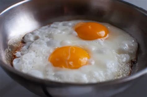 Домакиня сподели вкусен трик как да изпържим яйцата без олио ᐉ Новини от Fakti Bg Любопитно