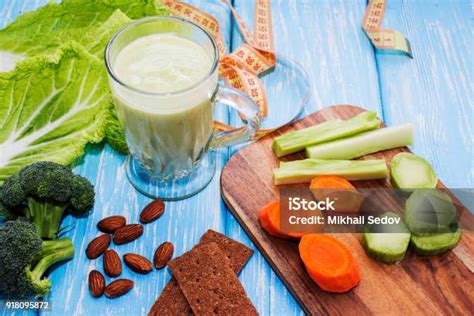 딸기와 녹색 야채 스무디입니다 시금치 브로콜리 오이 스무디 유리에 건강 한 다이어트 피트 니스 및 체중 감량 개념입니다 0명에 대한 스톡 사진 및 기타 이미지 Istock