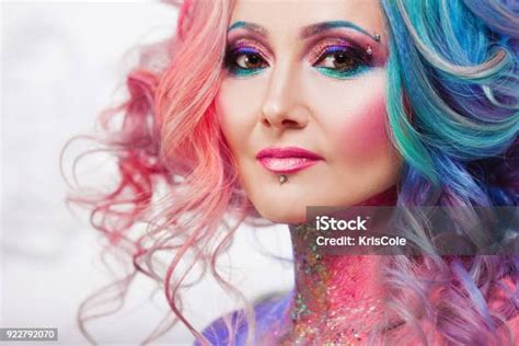 밝은 머리와 아름 다운 여자입니다 밝은 머리 색 곱슬 머리와 헤어스타일입니다 러시아에 대한 스톡 사진 및 기타 이미지 러시아 머리 모양 메이크업 화장품 Istock