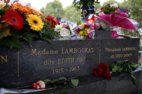 Много цветя на гроба на Едит Пиаф в Париж Лайф Dir Bg