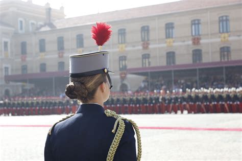 La Princesa Leonor Jura Bandera En Ceremonia De Cargada Tradición Militar