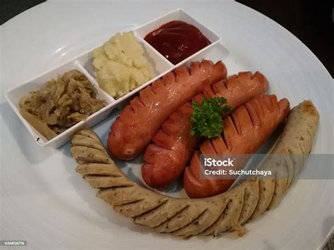 으깬 감자와 소금에 절인 양배추를 곁들인 독일 브라트뷔스트와 연기 소시지 0명에 대한 스톡 사진 및 기타 이미지 0명 감자 요리 굽기 Istock