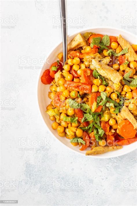 병아리콩 칠면조 당근 부추 말린 살구를 곁들인 카레 건강한 음식 콘크리트 배경입니다 공간을 복사합니다 0명에 대한 스톡 사진 및 기타 이미지 Istock
