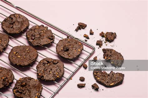 시리얼 견과류 유기농 코코아를 곁들인 홈메이드 글루텐 프리 초콜릿 칩 쿠키 컬러 배경에 호밀 가루에서 쿠키와 패스트리 글루텐 프리 컨셉 공예에 대한 스톡 사진 및 기타