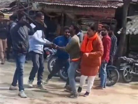 Brother In Law Beaten Fiercely In The Middle Of The Road Video जीजा